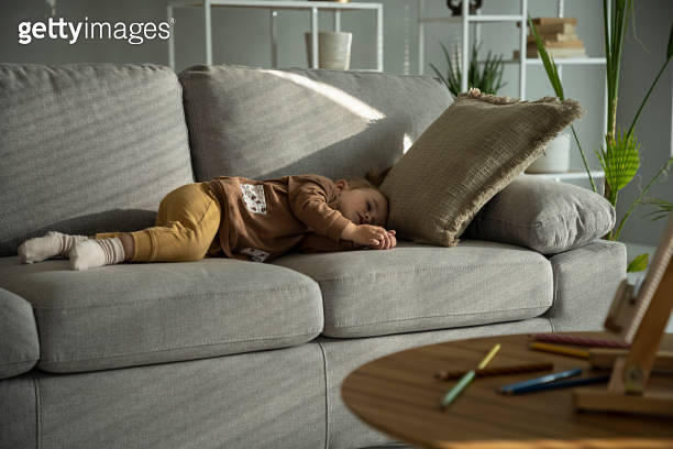 Girl sleeping on the couch. Day nap, close up. 이미지 (1446782028) - 게티이미지뱅크