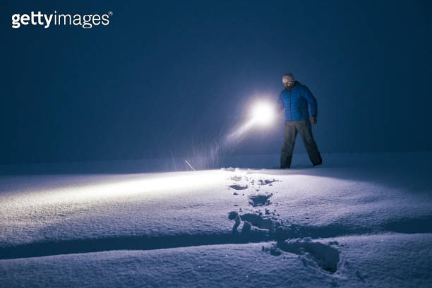 Man in deep snow at night searching for the road. 이미지 (1384673053) - 게티 ...