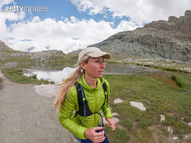 Sporty female trail running in the Swiss Alps 이미지 (1395479080) - 게티이미지뱅크