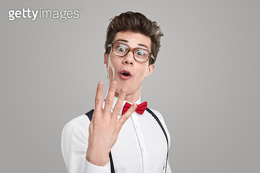 Funny Geek Showing Number On Fingers 이미지 1365253860 게티이미지뱅크 