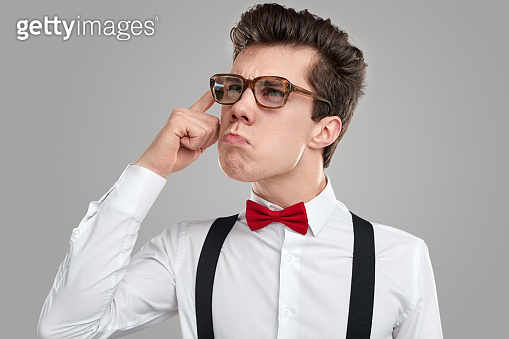 Smart thoughtful nerd guy in eyeglasses 이미지 (1363894486) - 게티이미지뱅크