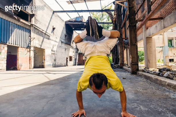 Caucasian fit man practicing handstand at urban place 이미지 (1371287257 ...
