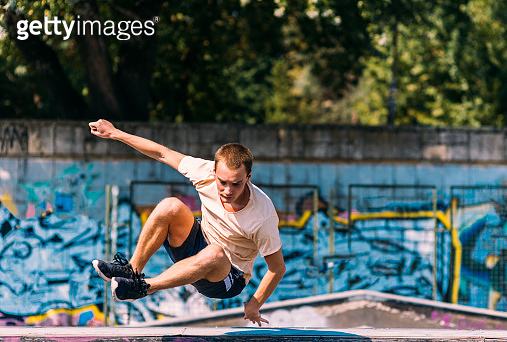 Sportive man running through obstacles in skatepark 이미지 (1372503749 ...