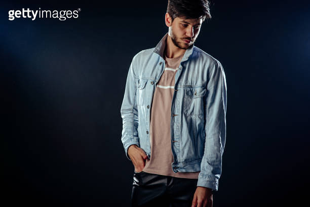 Handsome well-dressed man posing in studio (1371298817) - 게티이미지뱅크