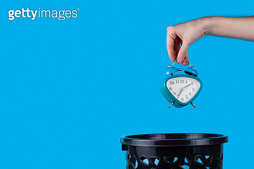 The alarm clock is thrown into the trash can. B (1389450826) - 게티이미지뱅크