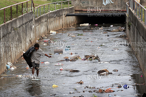 Waste picker man working in a extreamily polluted stream 이미지 ...