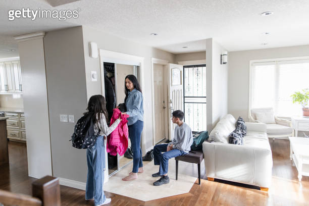 Mother and kids getting ready to leave home for school 이미지 (1424371594 ...