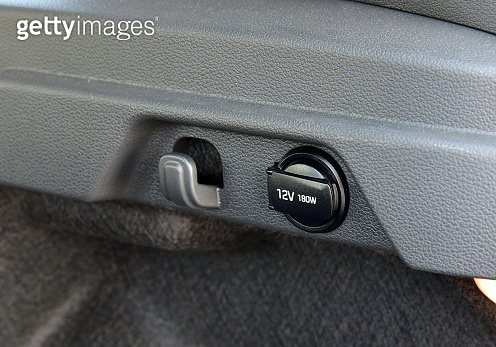 12 Volts power outlet socket in the car 이미지 (1414794763) - 게티이미지뱅크