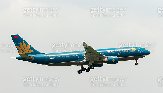 Vietnam Airlines Airbus A330-223 (Reg VN-A381) Landing At Tan Son Nhat ...
