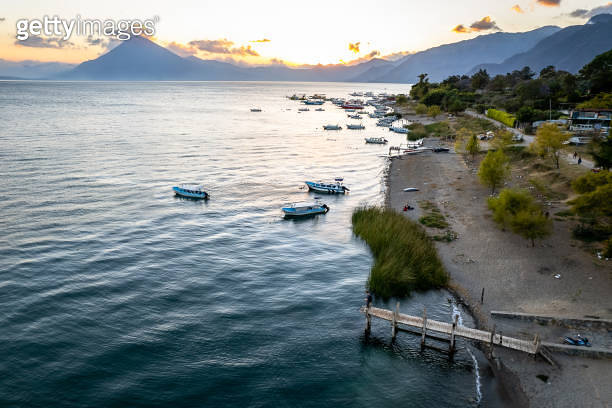 Aerial of small fishing pier on Lake Atitlan in Guatemala 이미지 ...