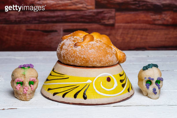 traditional day of the dead bread with skulls 이미지 (1420899114) - 게티이미지뱅크