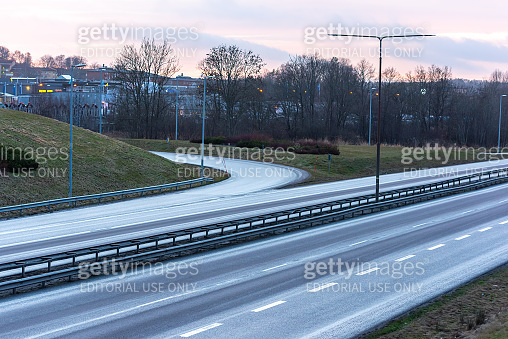 Tight curve of a highway on-ramp.. 이미지 (1370100388) - 게티이미지뱅크