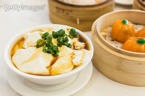 Silky tofu pudding with other dim sum on the table 이미지 (1386294672 ...