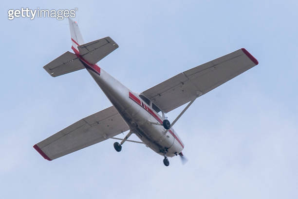 Small plane Cessna 150 preparing for emergency landing 이미지 (1361602419 ...