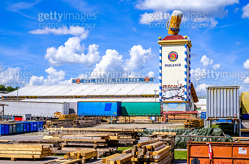 building up the oktoberfest in munich 이미지 (1412521663) - 게티이미지뱅크