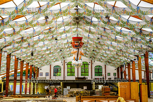 building up the oktoberfest in munich 이미지 (1412521522) - 게티이미지뱅크