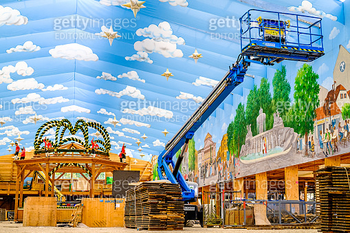 building up the oktoberfest in munich 이미지 (1415638876) - 게티이미지뱅크