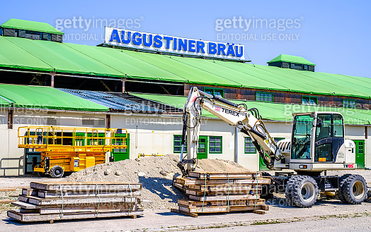 building up the oktoberfest in munich 이미지 (1410501103) - 게티이미지뱅크