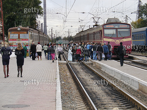 Boarding of the passengers to the local trains. 이미지 (1397020834) - 게티이미지뱅크