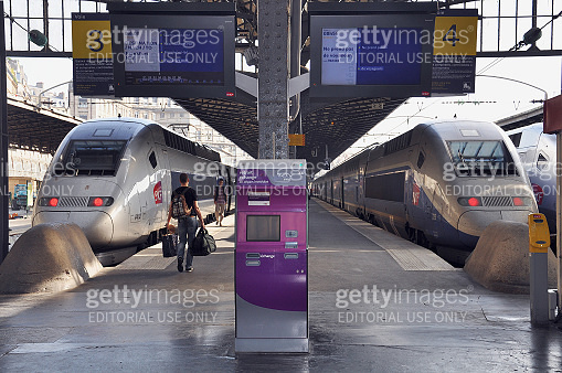 TGV trains stand by railway station platforms. 이미지 (1369740117) - 게티이미지뱅크