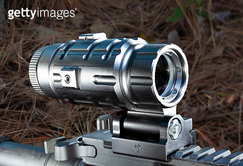 Sight magnifier mounted on an AR-15 outdoors 이미지 (1413249743) - 게티이미지뱅크