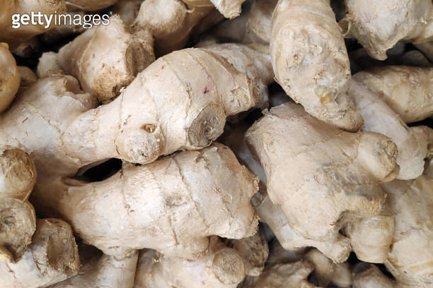 Stack of ginger on a market stall 이미지 (1446698569) - 게티이미지뱅크