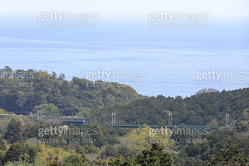 train running along seaside of Izu, Shizuoka, Japan (Izukyu line) 이미지 ...