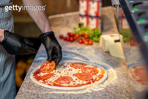 Chef baking pizza in the italian pizzeria (1387978440) - 게티이미지뱅크