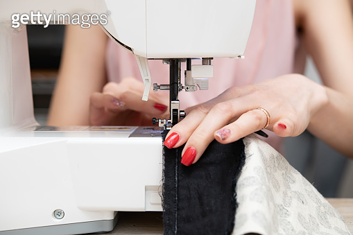 Hand of a woman operating a sewing machine 이미지 (1420732519) - 게티이미지뱅크