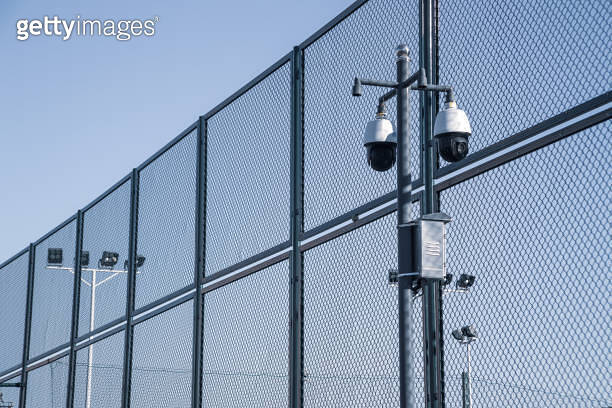 Modern surveillance video cameras, metal mesh and lighting 이미지 ...