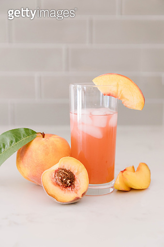 Peach drink with peaches 이미지 (1398916225) - 게티이미지뱅크