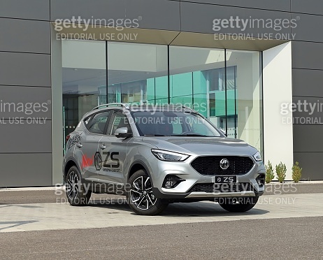 New silver colored MG ZS outside the dealership. (1415119140) - 게티이미지뱅크