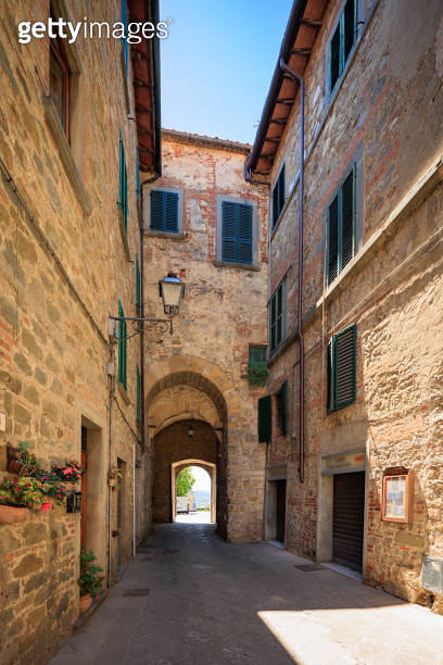 Lucignano, Medieval Tuscan town in Italy (1368789792) - 게티이미지뱅크
