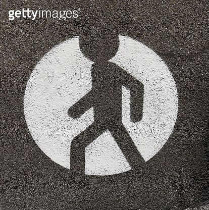 Pedestrian path sign painted on asphalt 이미지 (1432155496) - 게티이미지뱅크