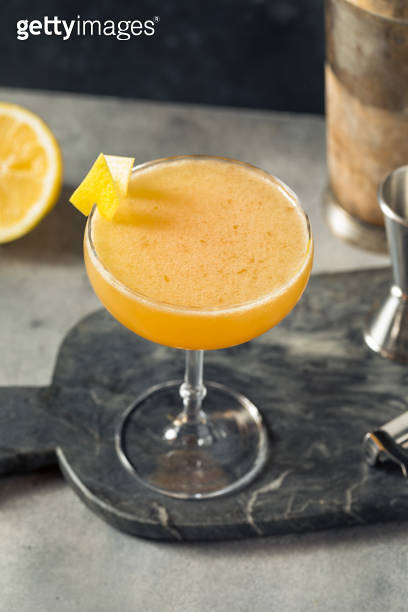 Boozy Refreshing Applejack Rabbit Cocktail (1423693259) - 게티이미지뱅크