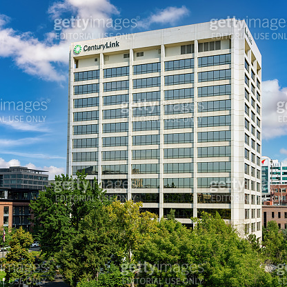 Tall CenturyLink building with trees and cloudy sky 이미지 (1424952851 ...