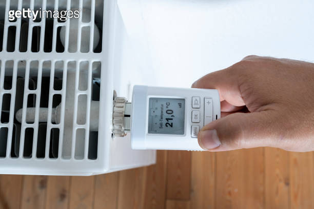 hand adjusting temperature on home wall heater. 이미지 (1420688079) - 게티이미지뱅크