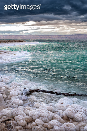 Salt beach of the Dead Sea at sunset, Jordan. (1387715225) - 게티이미지뱅크
