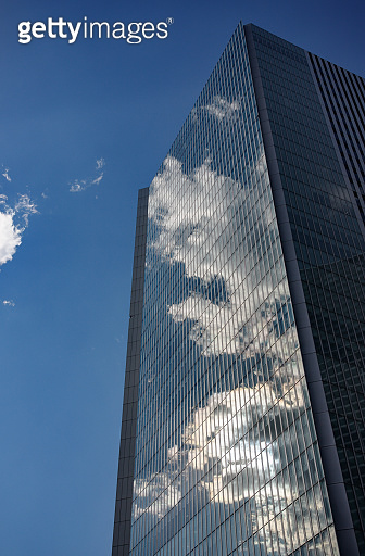 Cloud reflection on skyscraper facade 이미지 (1434606332) - 게티이미지뱅크