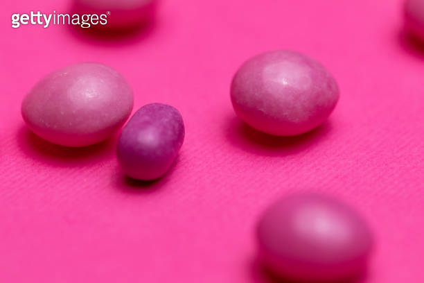 Extreme close up of pink and purple candy 이미지 (1404621843) - 게티이미지뱅크