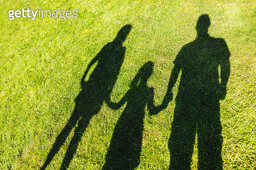 Shadow of family with mother father and daughter together at park 이미지 ...