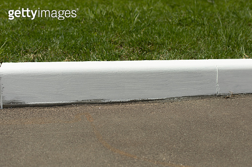 Painted curb. White curb on road. Landscaping in city. 이미지 (1403196906 ...