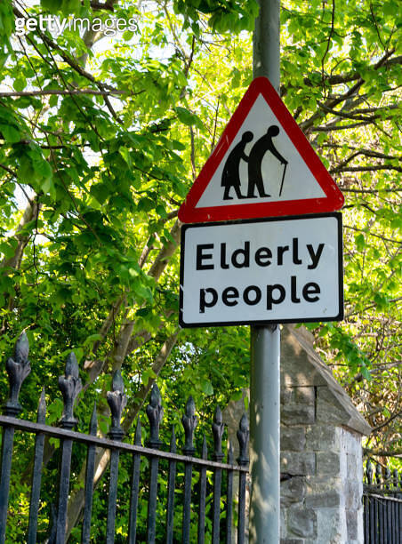 'Elderly people' - sign 이미지 (1418258328) - 게티이미지뱅크