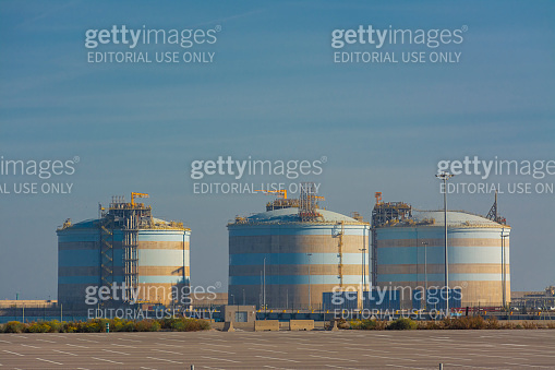 Liquefied gas storage tanks 이미지 (1395131590) - 게티이미지뱅크