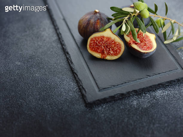 fresh ripe figs fruit and olive branch on dark table 이미지 (1419596057 ...