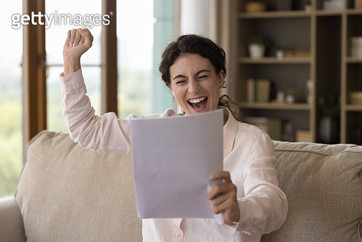 Young excited woman read paper notification feels overjoyed 이미지 ...