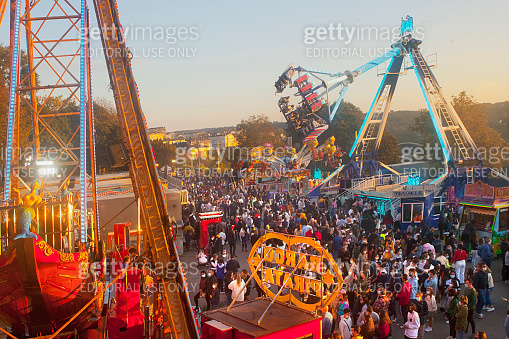 Fun fair, amusement park rides and large group of people at dusk. 이미지 ...
