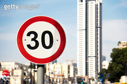 Speed limit traffic signs in israeli town Ramat-Gan (1399771471) - 게티이미지뱅크