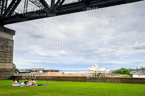 People having a picnic under Sydney Harbour Bridge 이미지 (1395346687 ...