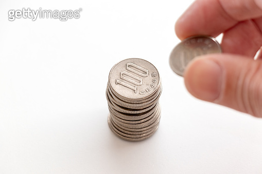 Stack 100 yen coins 이미지 (1452417060) - 게티이미지뱅크